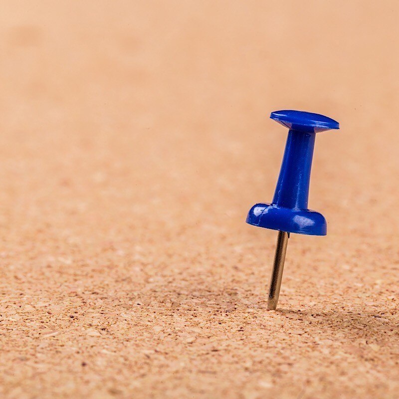 Panel del corcho natural para chinchetas y pines con marco de madera