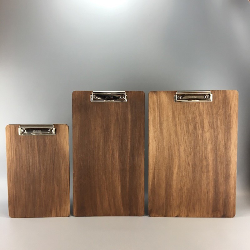 Somos fabricantes de cartas de menú en madera con pinza y grabado logo