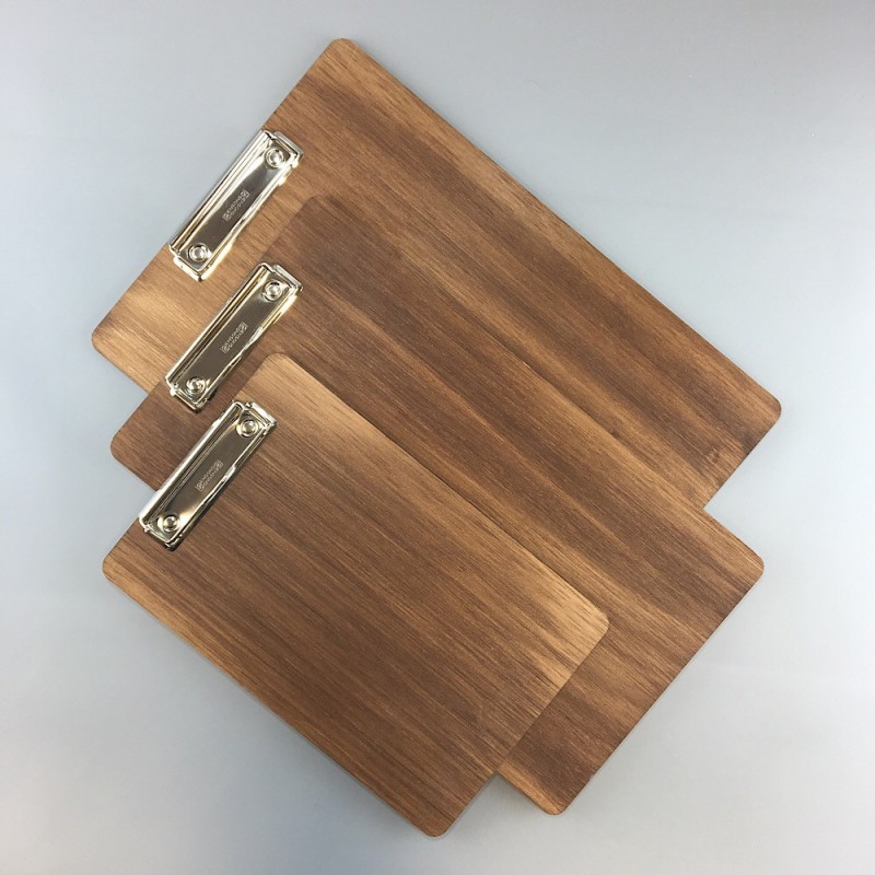 Somos fabricantes de cartas de menú en madera con pinza y grabado logo