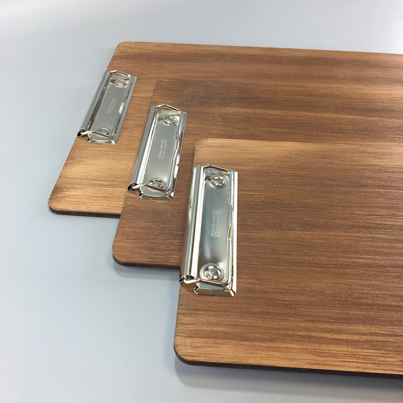 Somos fabricantes de cartas de menú en madera con pinza y grabado logo