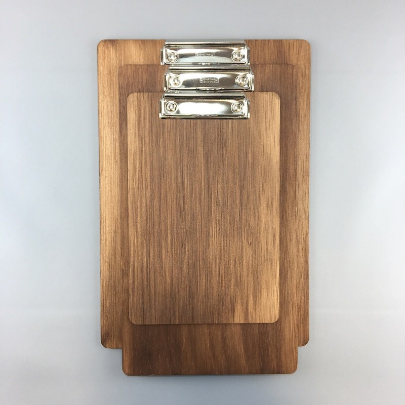 Somos fabricantes de cartas de menú en madera con pinza y grabado logo
