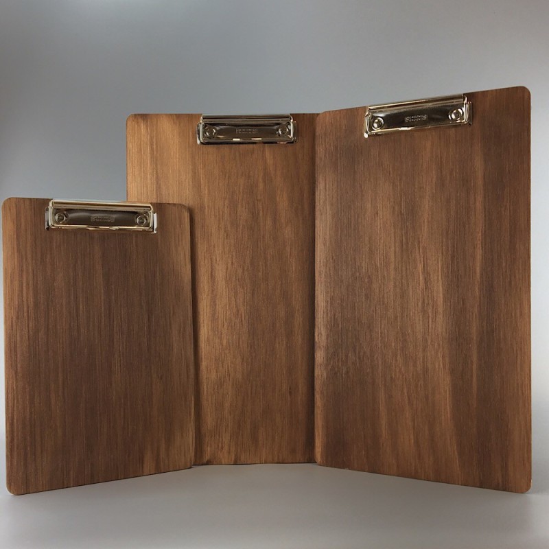 Somos fabricantes de cartas de menú en madera con pinza y grabado logo