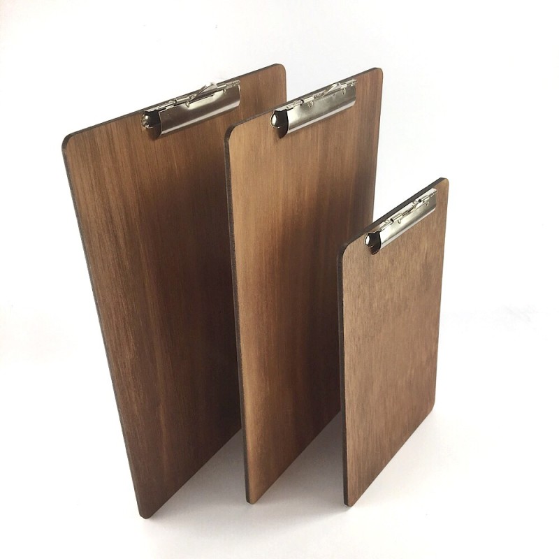 Fabricamos cartas de menú en madera con pinza personalizadas con logo
