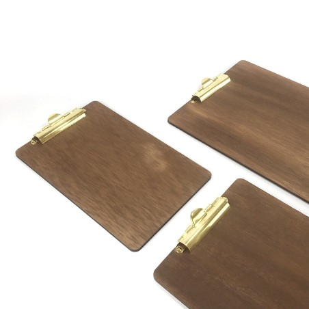 Fabricamos cartas de menú en madera con pinza personalizadas con logo