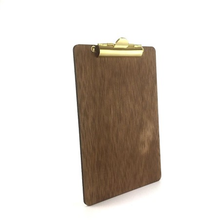 Fabricamos cartas de menú en madera con pinza personalizadas con logo