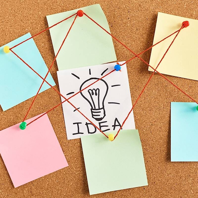 Panel del corcho natural para chinchetas y pines con marco de madera