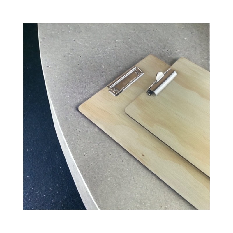 Carta menú restaurante en madera clara y elegante estilo nórdico.