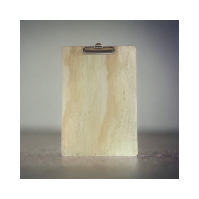 Carta menú restaurante en madera clara y elegante estilo nórdico.