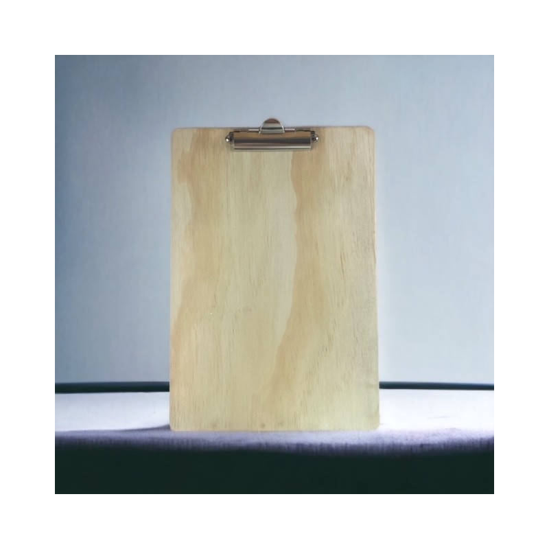 Carta menú restaurante en madera clara y elegante estilo nórdico.