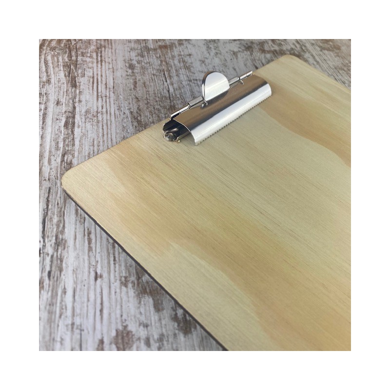 Carta menú restaurante en madera clara y elegante estilo nórdico.