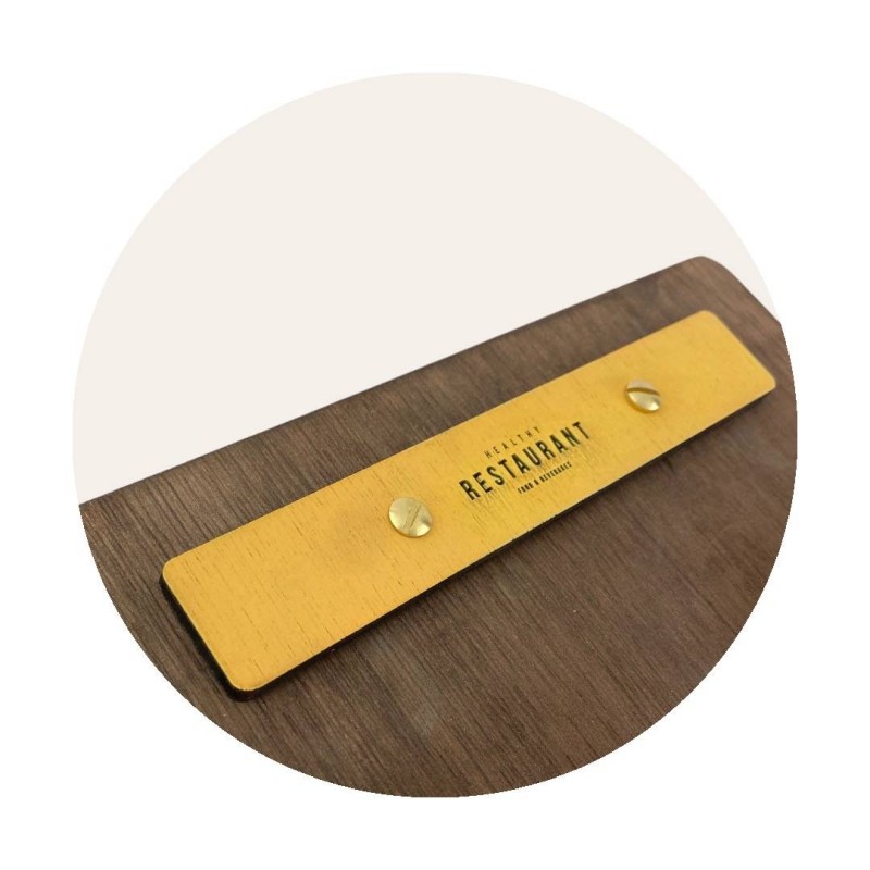 Descubre nuestra carta menú de madera en colores con tornillos pasantes